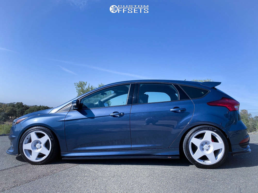 2018 Ford Focus with 18x8.5 40 Fifteen52 Tarmac and 235/40R18 Goodyear ...
