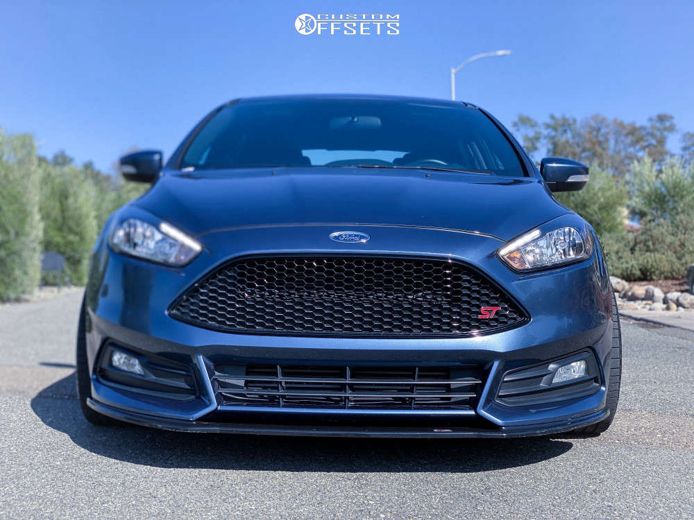 2018 Ford Focus with 18x8.5 40 Fifteen52 Tarmac and 235/40R18 Goodyear ...