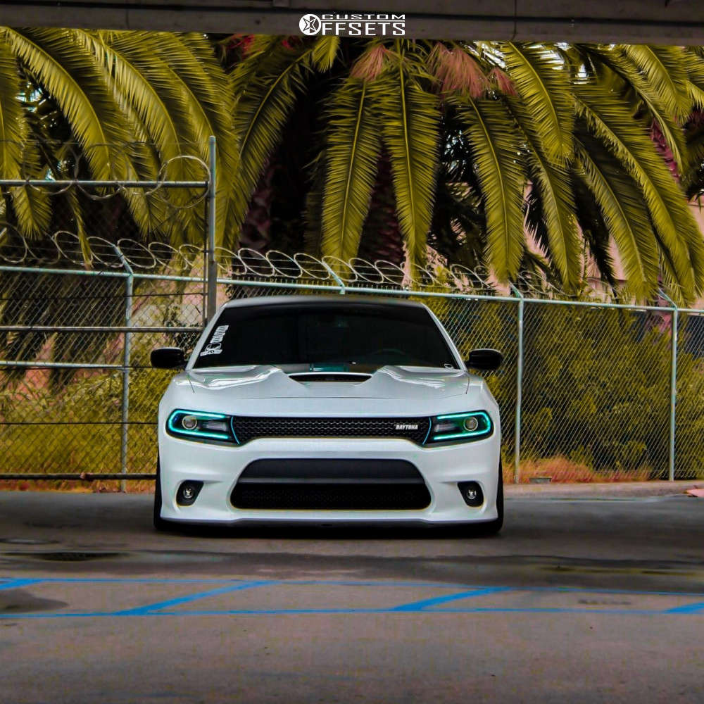 2017 Dodge Charger with 20x9 15 Vertini RF 1.7 and 275/40R20 Atturo ...