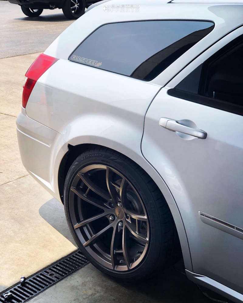 2005 Dodge Magnum with 20x9.5 18 MRR M392 and 255/40R20 Lionhart Lh ...