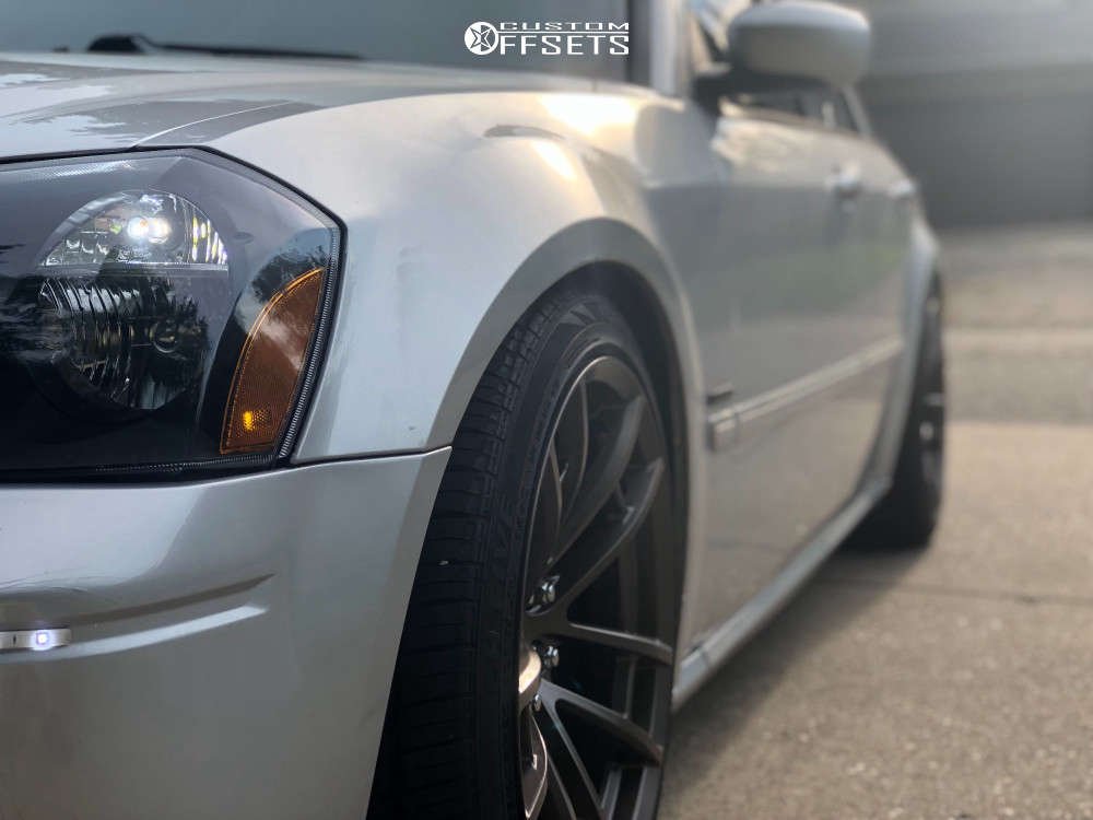 2005 Dodge Magnum with 20x9.5 18 MRR M392 and 255/40R20 Lionhart Lh ...