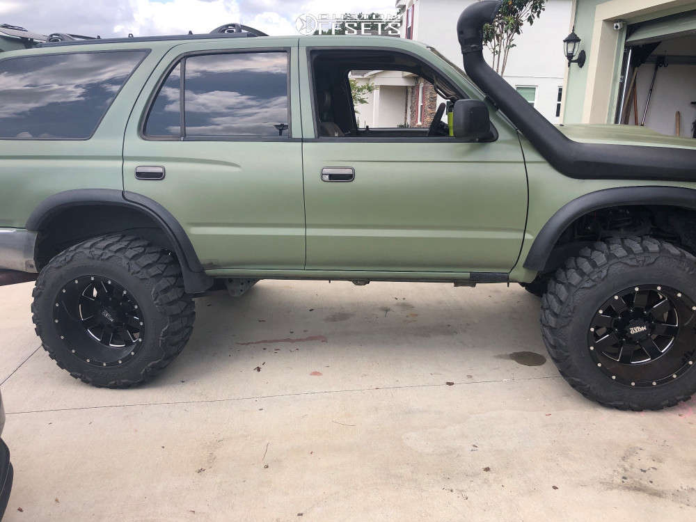 1997 Toyota 4Runner with 18x12 -44 Moto Metal Mo962 and 33/12.5R18 ...
