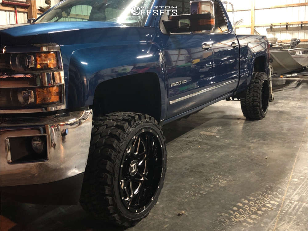 2016 Chevrolet Silverado 2500 HD with 22x12 -44 Hostile Sprocket and 33/12.5R22 Gladiator Xcomp ...
