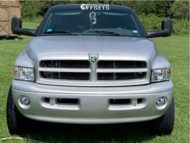 2002 Dodge Ram 2500 with 24x12 -44 Havok H112 and 33/12.5R24 Velozza ...