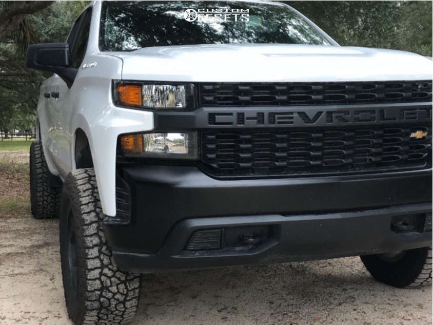 2019 Chevrolet Silverado 1500 with 18x10 -24 Moto Metal Razor and 35/12 ...