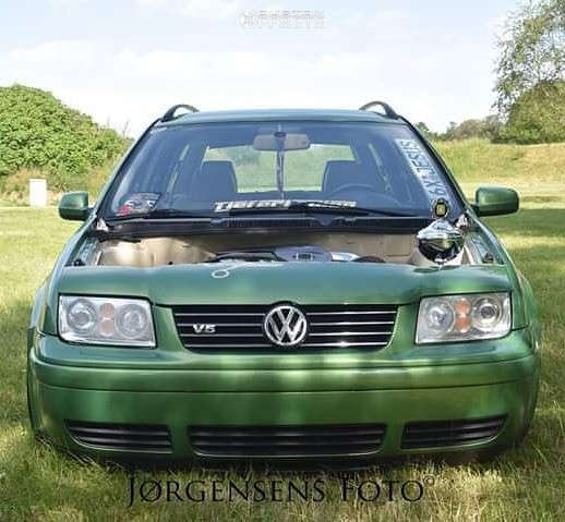 1999 Volkswagen Jetta with 17x8 25 OEM Wheels Style 363 and 185/35R17 ...