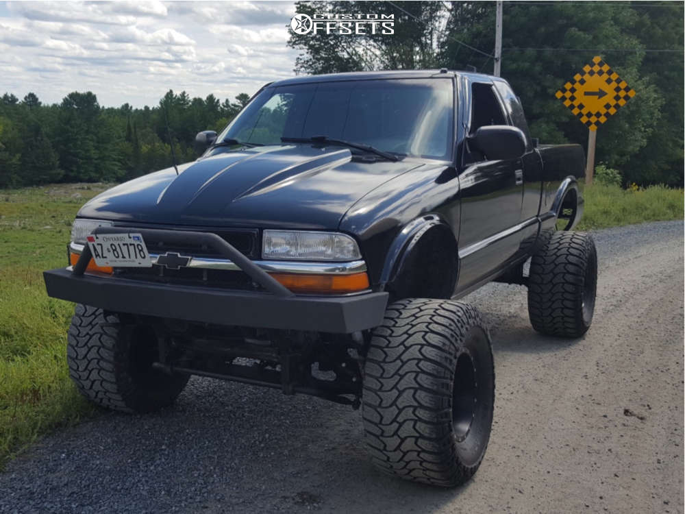 2001 Chevrolet S10 with 15x10 -43 Fuel Revolver and 33/15.5R15 Mickey ...