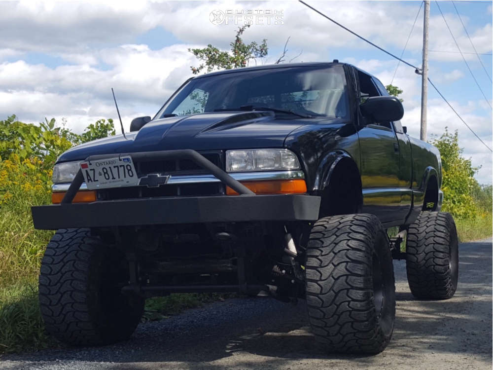 2001 Chevrolet S10 with 15x10 -43 Fuel Revolver and 33/15.5R15 Mickey ...