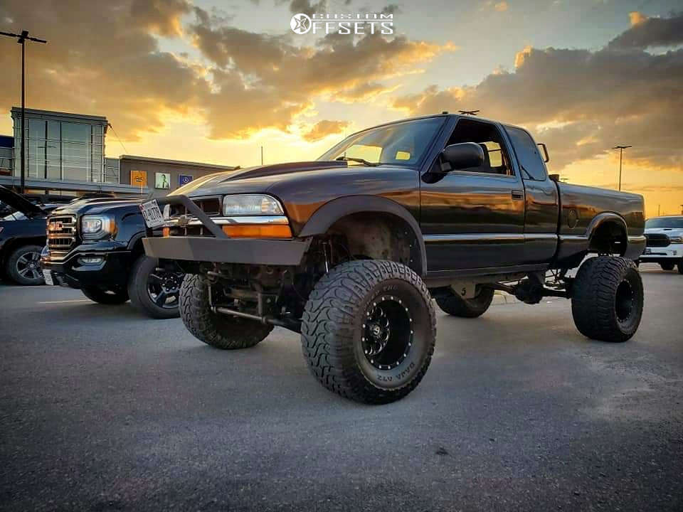 2001 Chevrolet S10 with 15x10 -43 Fuel Revolver and 33/15.5R15 Mickey ...