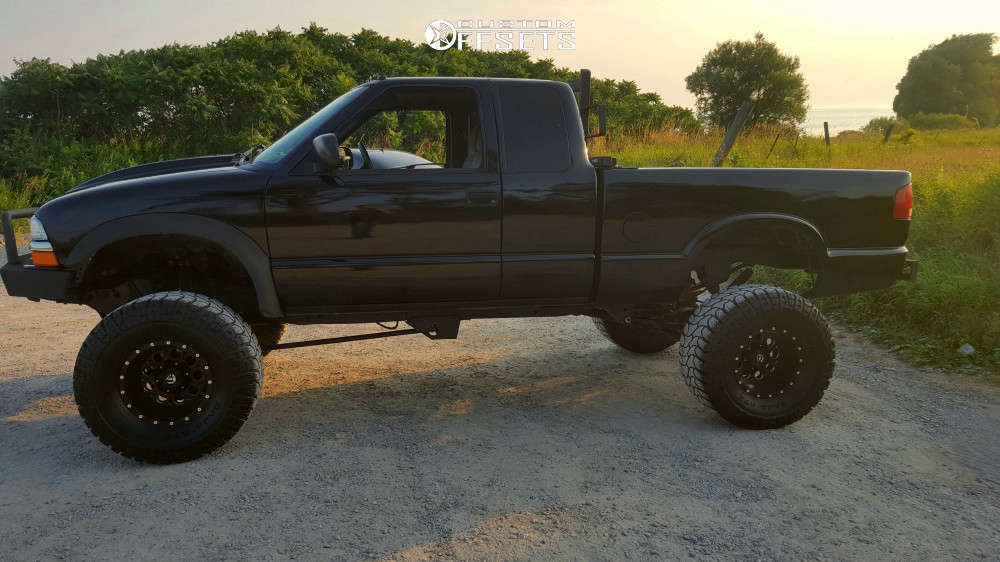 2001 Chevrolet S10 with 15x10 -43 Fuel Revolver and 33/15.5R15 Mickey ...