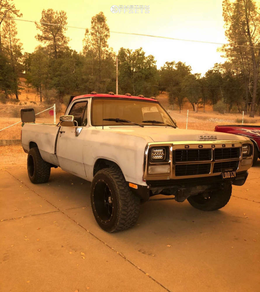 1989 Dodge D350 with 20x12 -44 XD Xd820 and 33/12.5R20 Aptany RM105 M/T ...