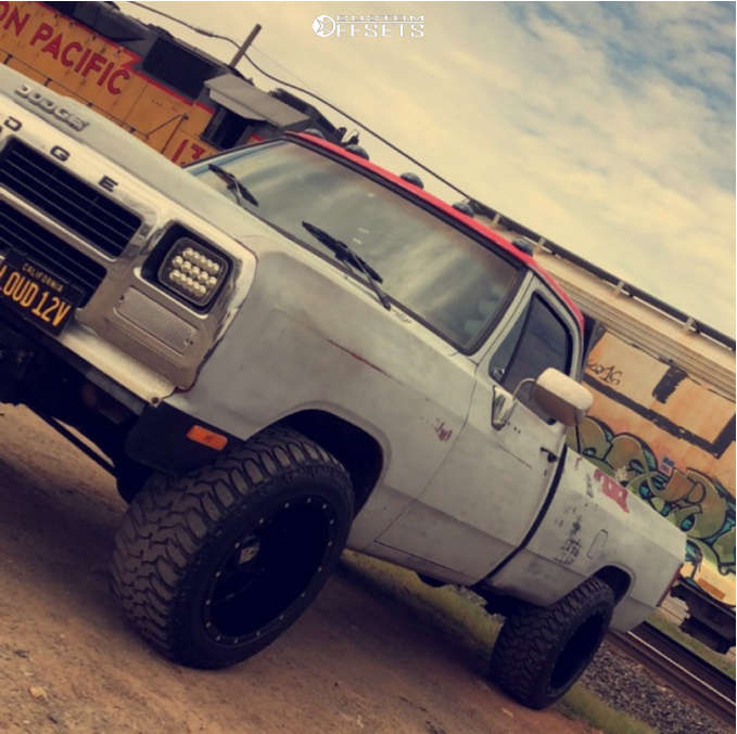 1989 Dodge D350 with 20x12 -44 XD Xd820 and 33/12.5R20 Aptany RM105 M/T ...