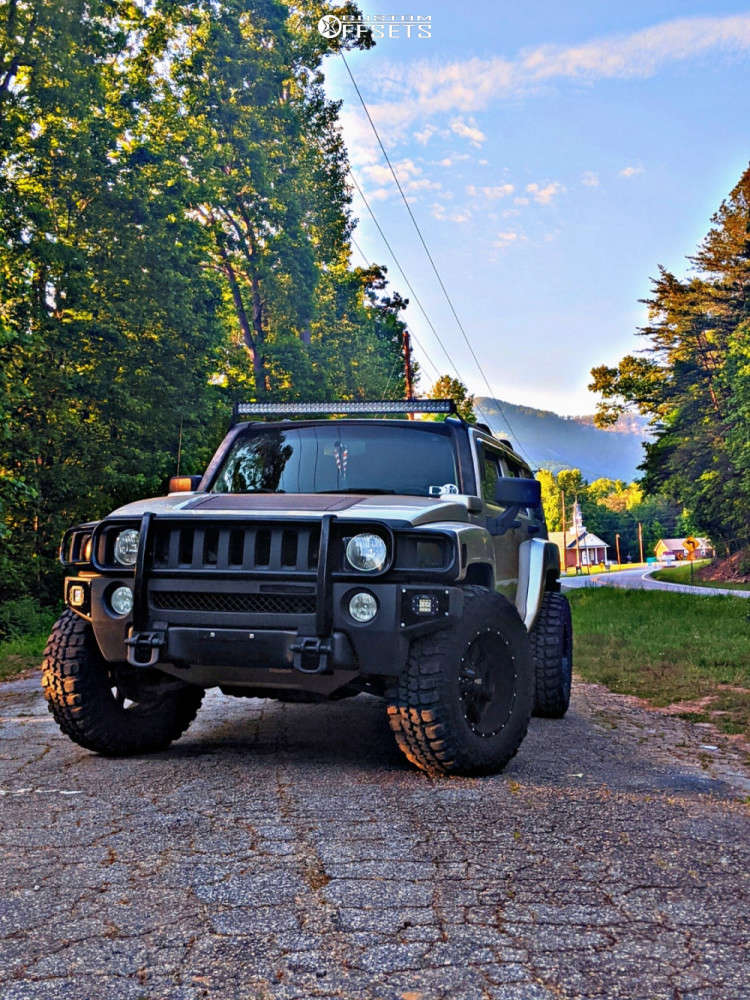 2006 HUMMER H3 with 18x10 -24 Moto Metal Mo970 and 35/12.5R18 Federal ...