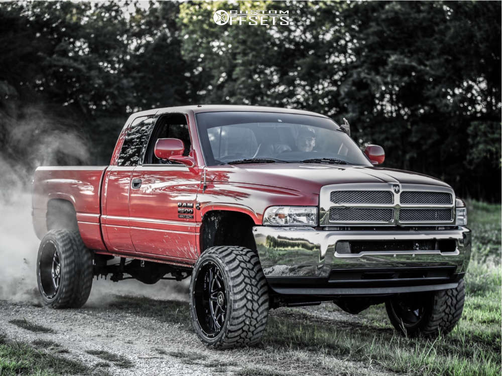 2001 Dodge Ram 2500 with 22x12 -44 Hostile Sprocket and 33/12.5R22 AMP ...