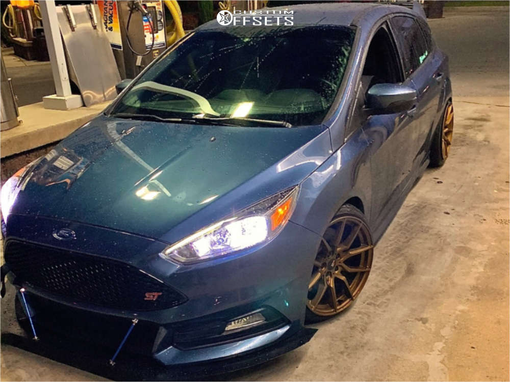 2018 Ford Focus with 18x9.5 35 Option Lab R716 and 215/35R18 Federal ...