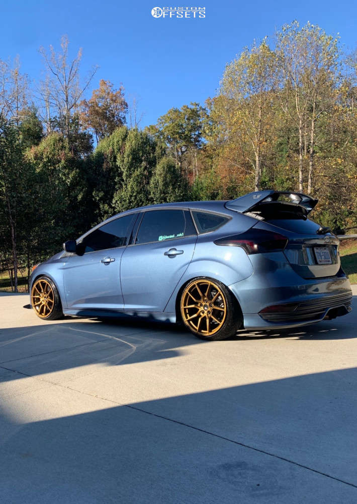 2018 Ford Focus with 18x9.5 35 Option Lab R716 and 215/35R18 Federal ...