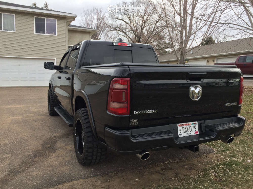 2020 Ram 1500 with 20x10 -24 Moto Metal Mo962 and 33/12.5R20 Federal ...