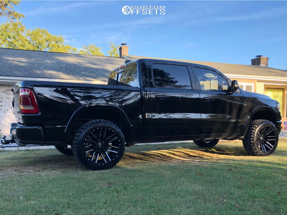 2019 Ram 1500 with 22x12 -44 Moto Metal Mo978 and 33/12.5R22 Haida Mud ...