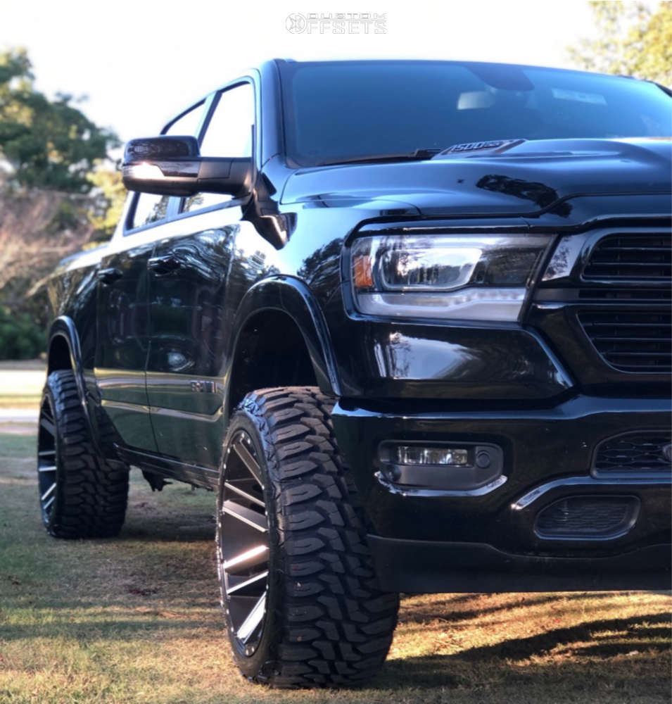 2019 Ram 1500 with 22x12 -44 Moto Metal Mo978 and 33/12.5R22 Haida Mud ...