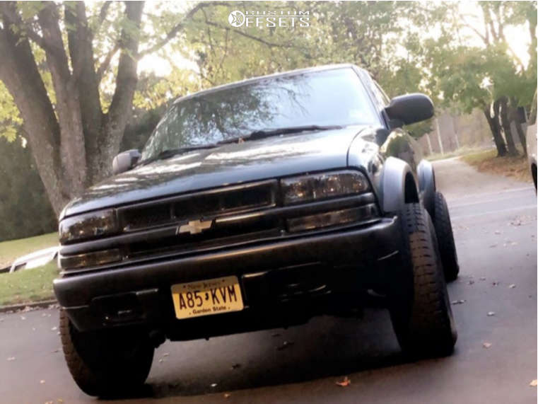 2002 Chevrolet S10 with 15x8 0 Pro Comp 51 and 31/10.5R15 Summit Trail ...