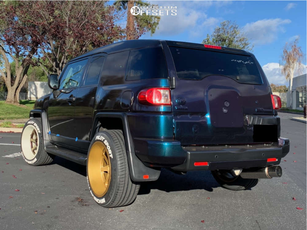 2009 Toyota FJ Cruiser with 20x12 -44 XD Xd844 and 265/50R20 Michelin ...