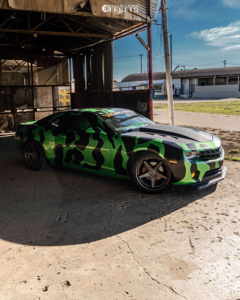 2011 Chevrolet Camaro with 20x9 35 Ferrada FR3 and 285/30R20 Pirelli P ...