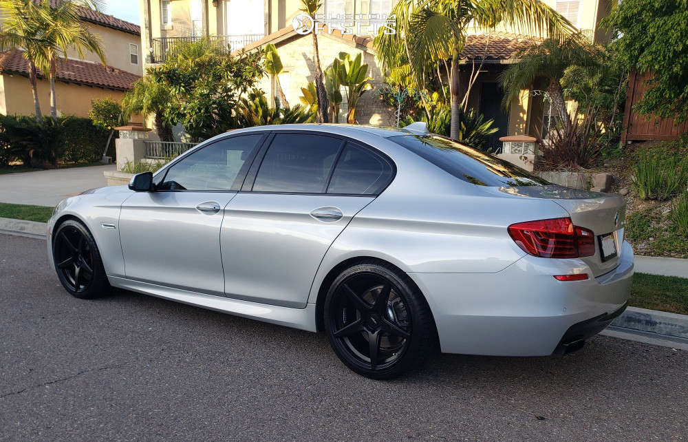 2016 BMW 550i with 20x9 32 Velgen Classic5 and 255/35R20 Michelin Pilot ...