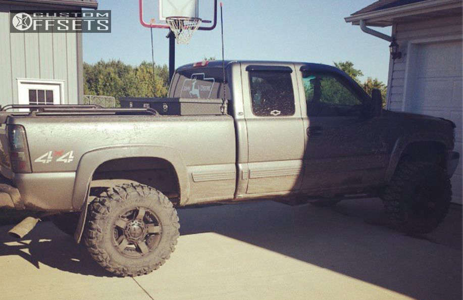 2000 Chevrolet Silverado 1500 with 18x9 0 XD Rockstar II and 35/12.5R18 ...
