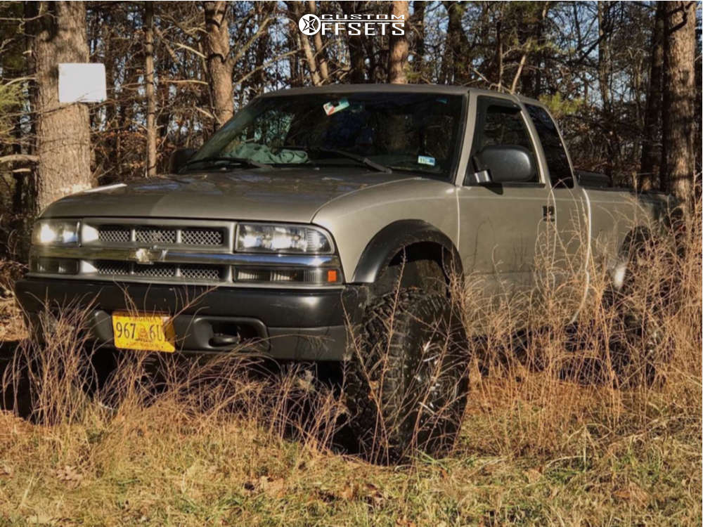 2003 Chevrolet S10 with 15x8 -18 Fuel Lethal and 31/10.5R15 Goodyear ...