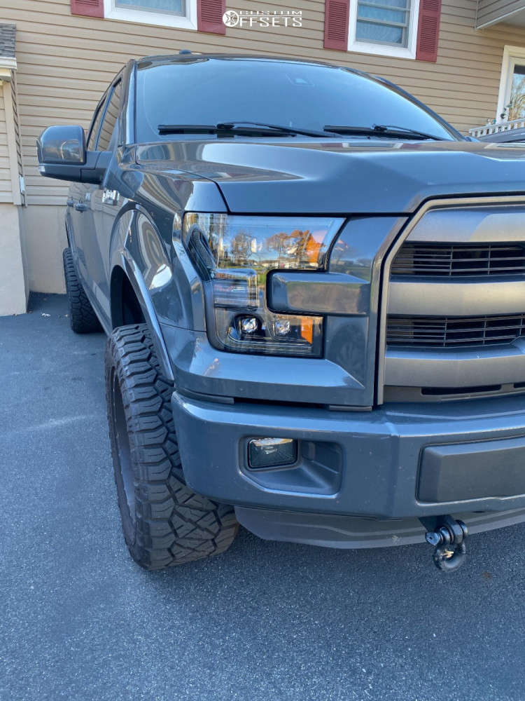 2016 Ford F-150 with 20x10 -18 Moto Metal Mo986 and 33/12.5R20 Nitto ...