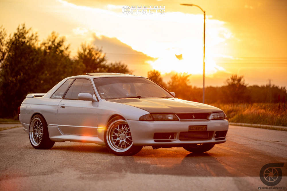 1992 Nissan Skyline R32 with 18x9.5 22 F1R F21 and 255/35R18 Yokohama ...