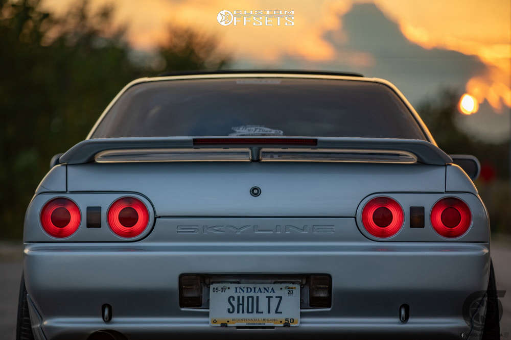 1992 Nissan Skyline R32 with 18x9.5 22 F1R F21 and 255/35R18 Yokohama ...