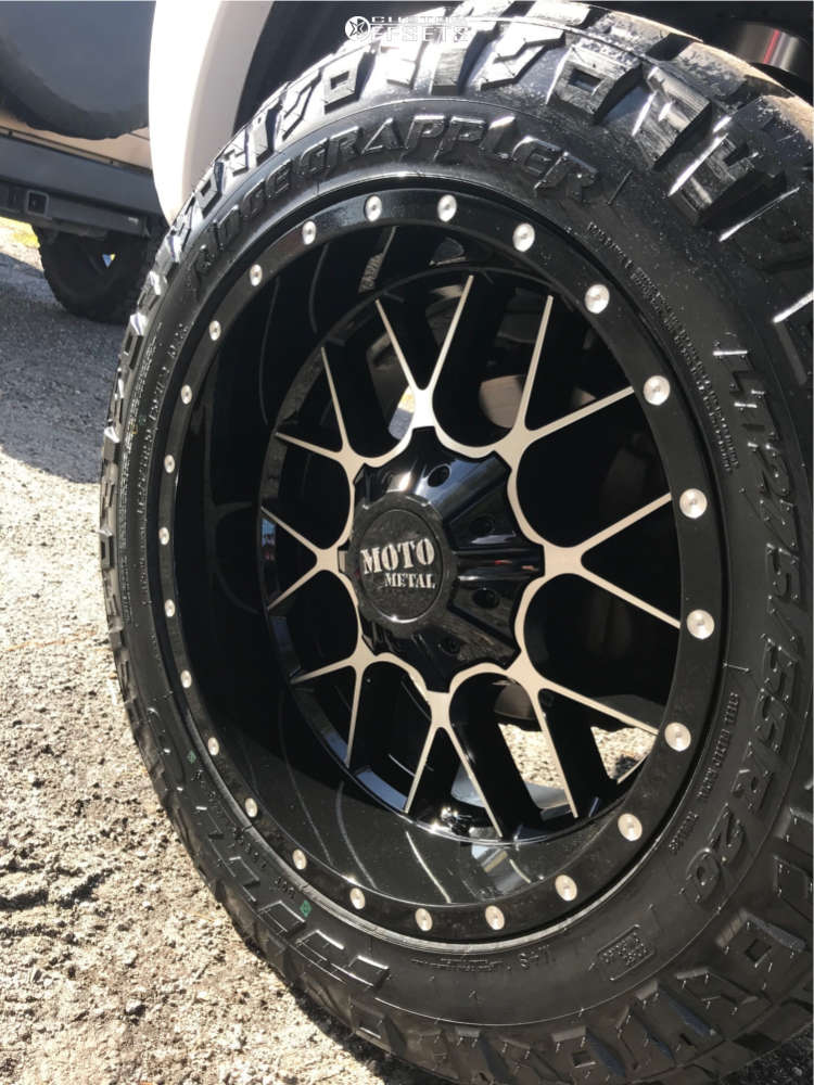 2005 Toyota Tacoma with 20x10 -18 Moto Metal Mo986 and 275/55R20 Nitto ...