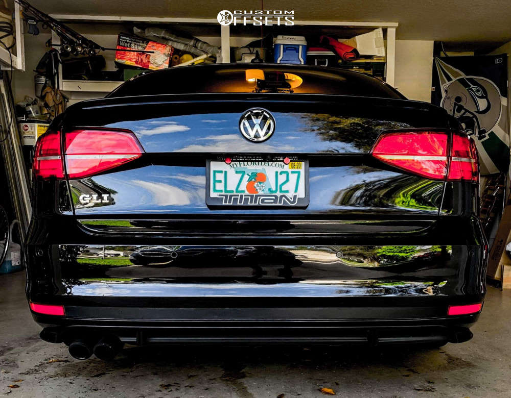 2017 Volkswagen Jetta with 17x8 40 Petrol P4b and 225/40R17 Pirelli ...