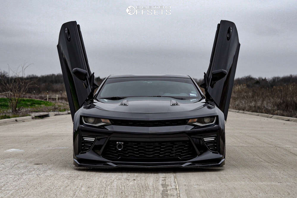 2018 Chevrolet Camaro with 20x10 40 Variant Xenon and 285/30R20 ...