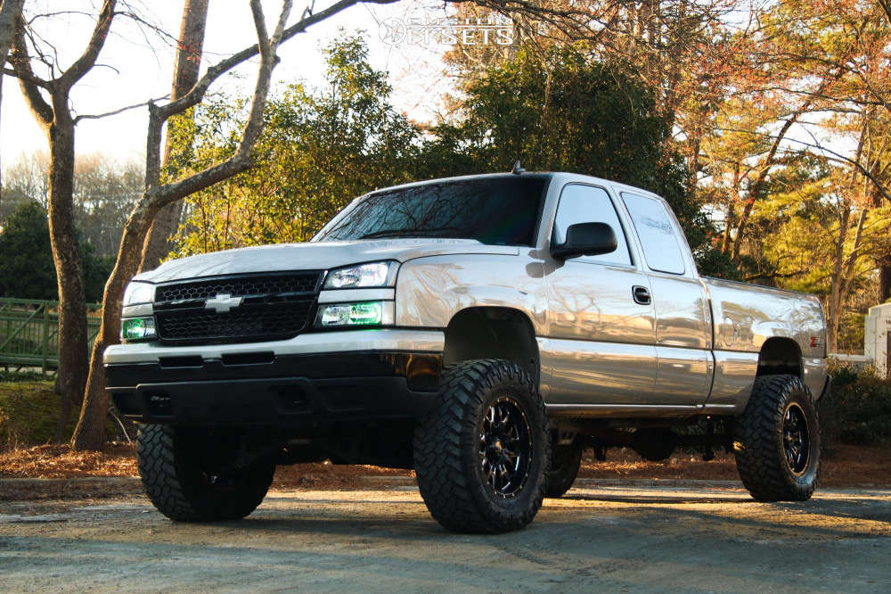 2007 Chevrolet Silverado 1500 Classic with 18x9 12 Ultra Hunter and 35/ ...