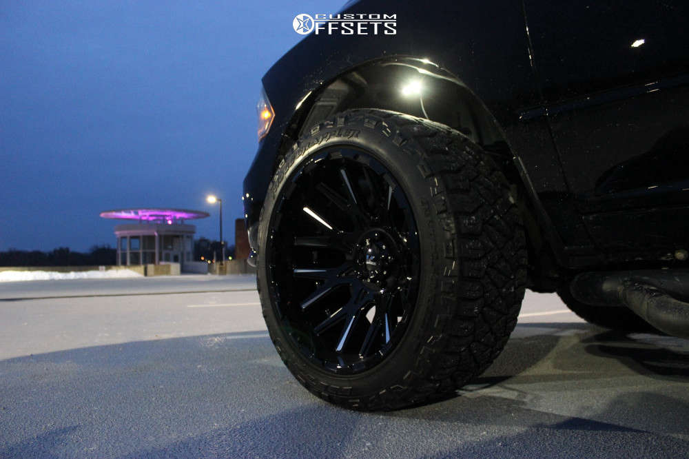 2014 Ram 1500 with 22x12 -44 V-Rock Recoil and 33/12.5R22 Nitto Ridge ...