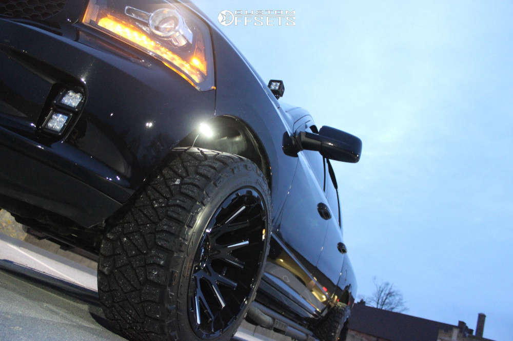 2014 Ram 1500 with 22x12 -44 V-Rock Recoil and 33/12.5R22 Nitto Ridge ...