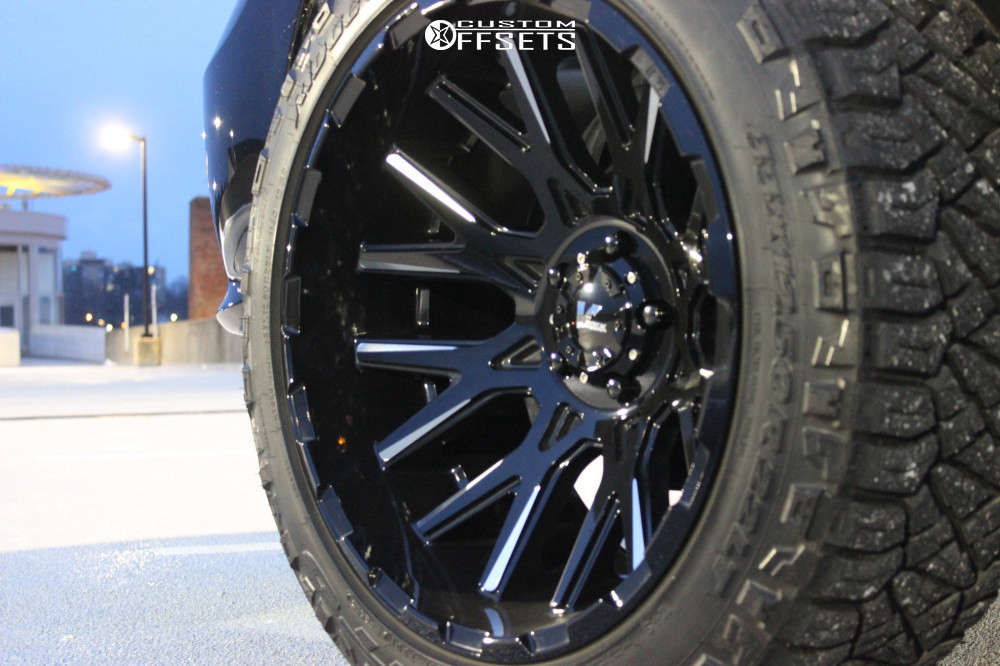 2014 Ram 1500 with 22x12 -44 V-Rock Recoil and 33/12.5R22 Nitto Ridge ...