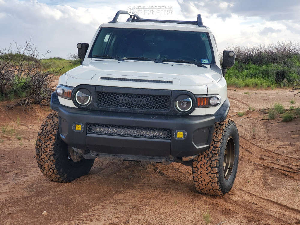 2012 Toyota FJ Cruiser with 17x10 -18 Fuel Shok and 315/70R17 ...