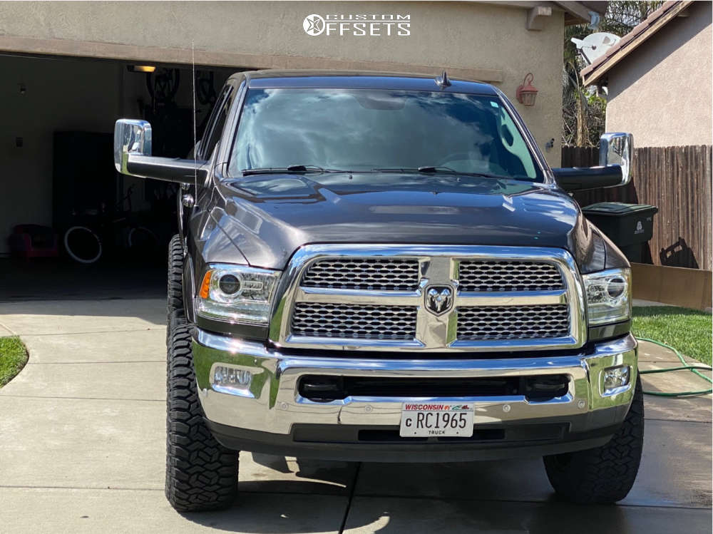 2018 Ram 2500 with 20x10 -24 Moto Metal Razor and 35/12.5R20 Fury ...