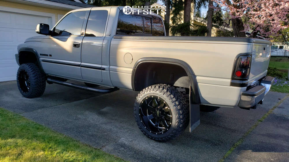 2000 Dodge Ram 1500 with 20x12 -44 Moto Metal Mo962 and 33/12.5R20 ...