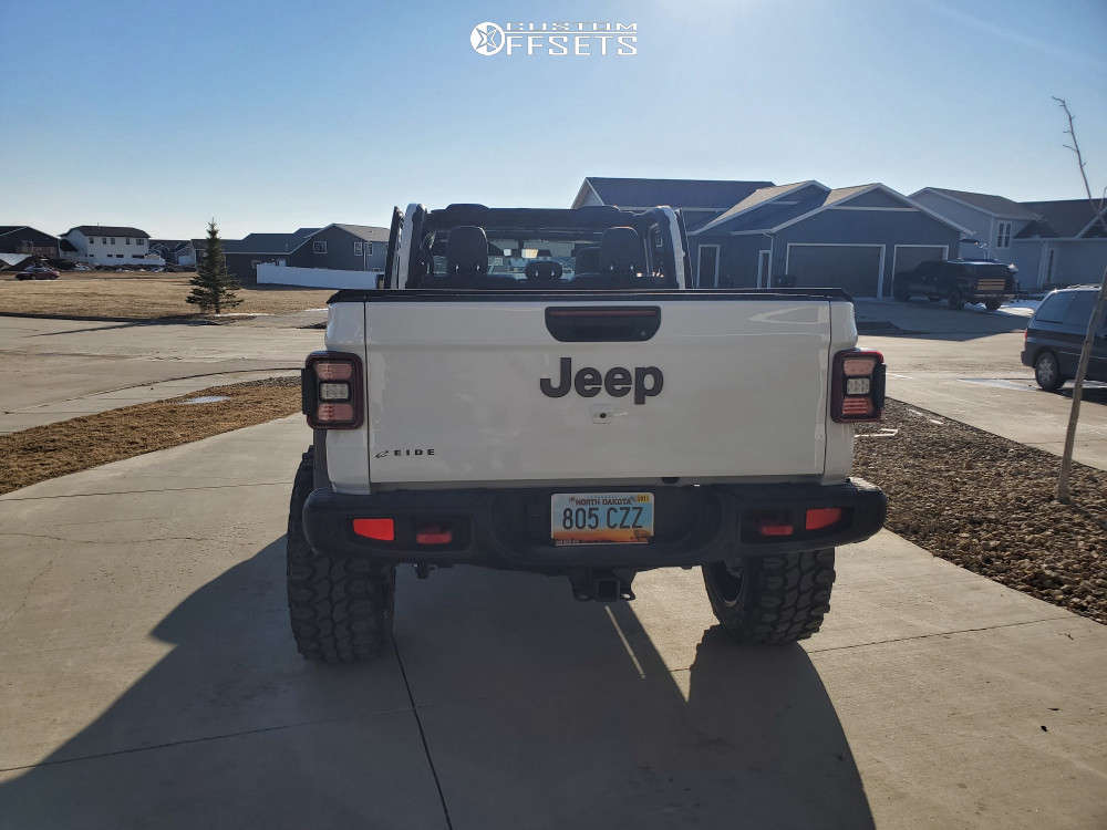 2020 Jeep Gladiator with 22x12 -44 Fuel Blitz and 37/13.5R22 Gladiator ...