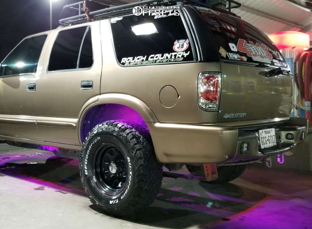 2004 Chevrolet S10 Blazer with 15x8 -13 Unique 42 and 33/10.5R15 ...